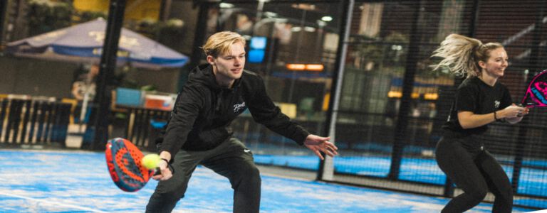 Boek een padelbaan of padelles. Wat is padel? Waar kun… | Peakz Padel